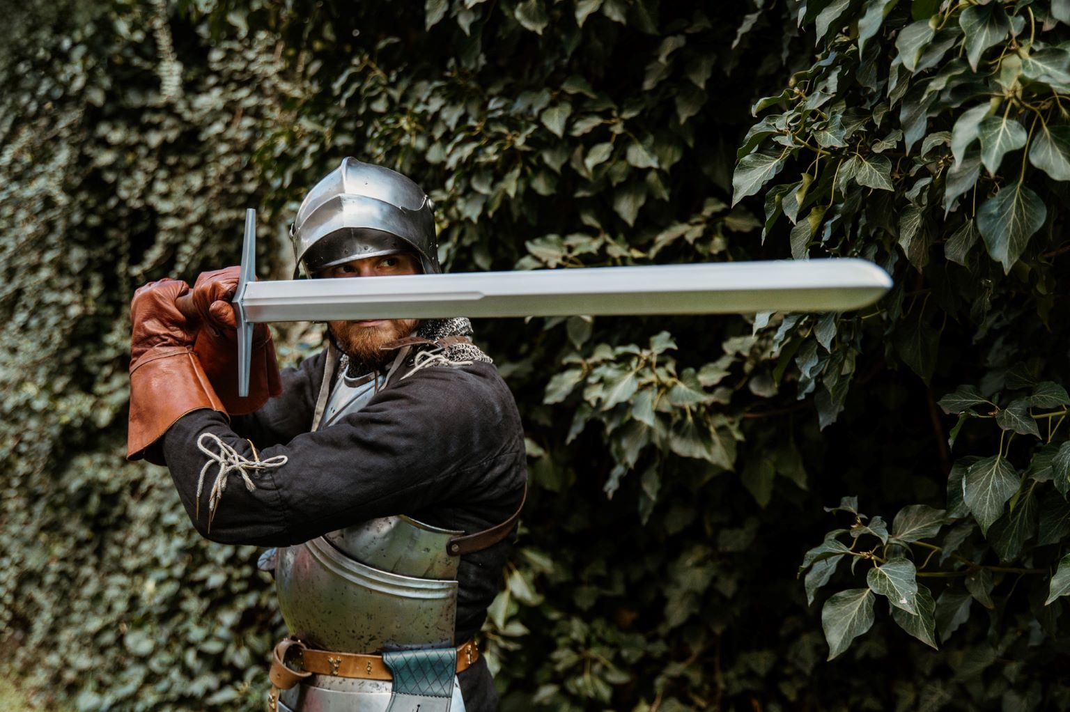 Hand and a Half Swords – FakeSteel Armory